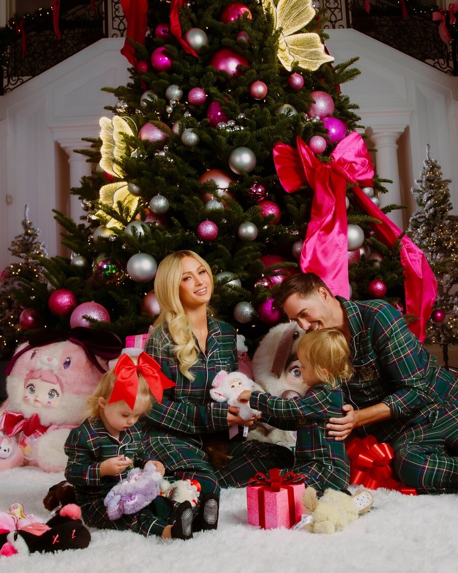 Paris Hilton: Η φωτογράφιση υπερπαραγωγή για τη φετινή οικογενειακή ...