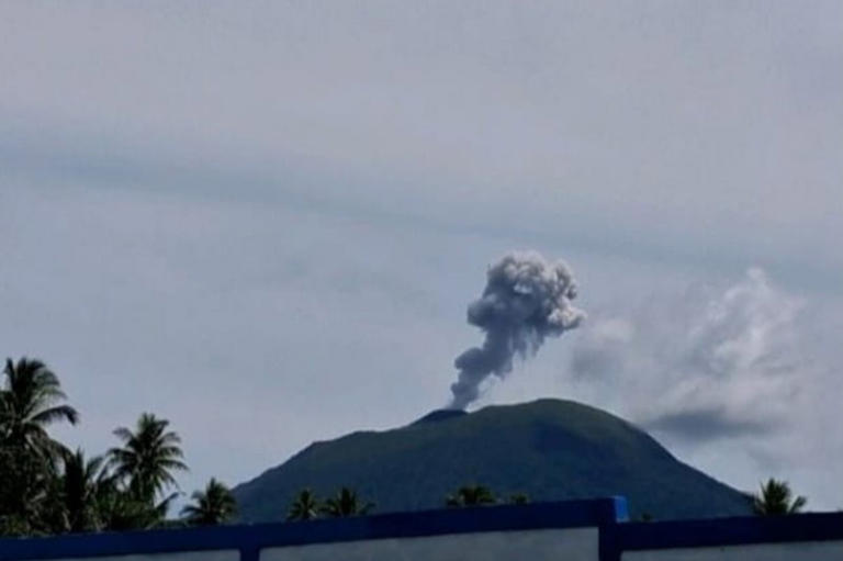 Berstatus waspada, Gunung Ibu di Halmahera menyemburkan abu vulkanik ...