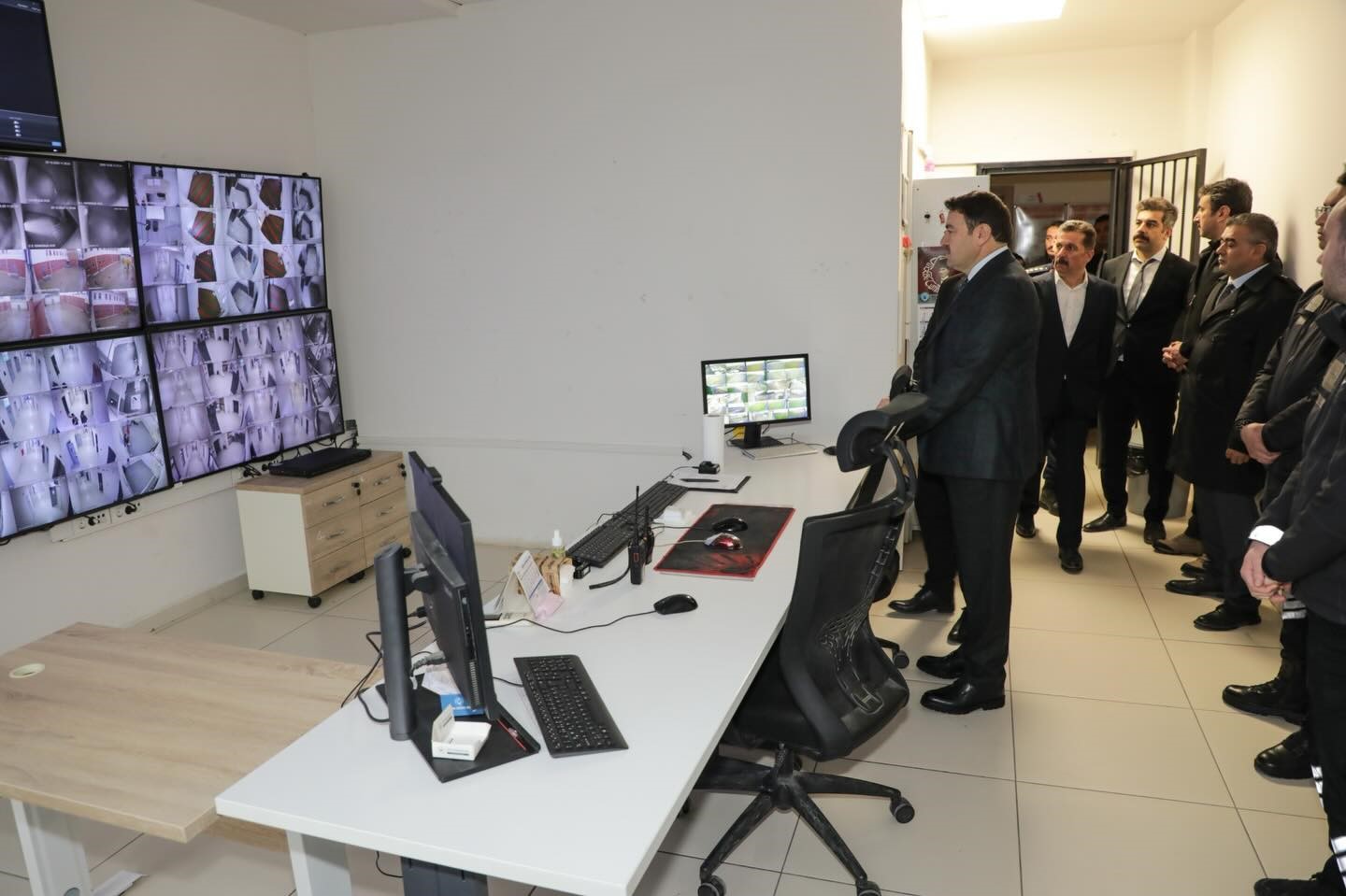 Vali Işın’dan İl Göç İdaresi Müdürlüğü Geri Gönderme Merkezi’nde denetim