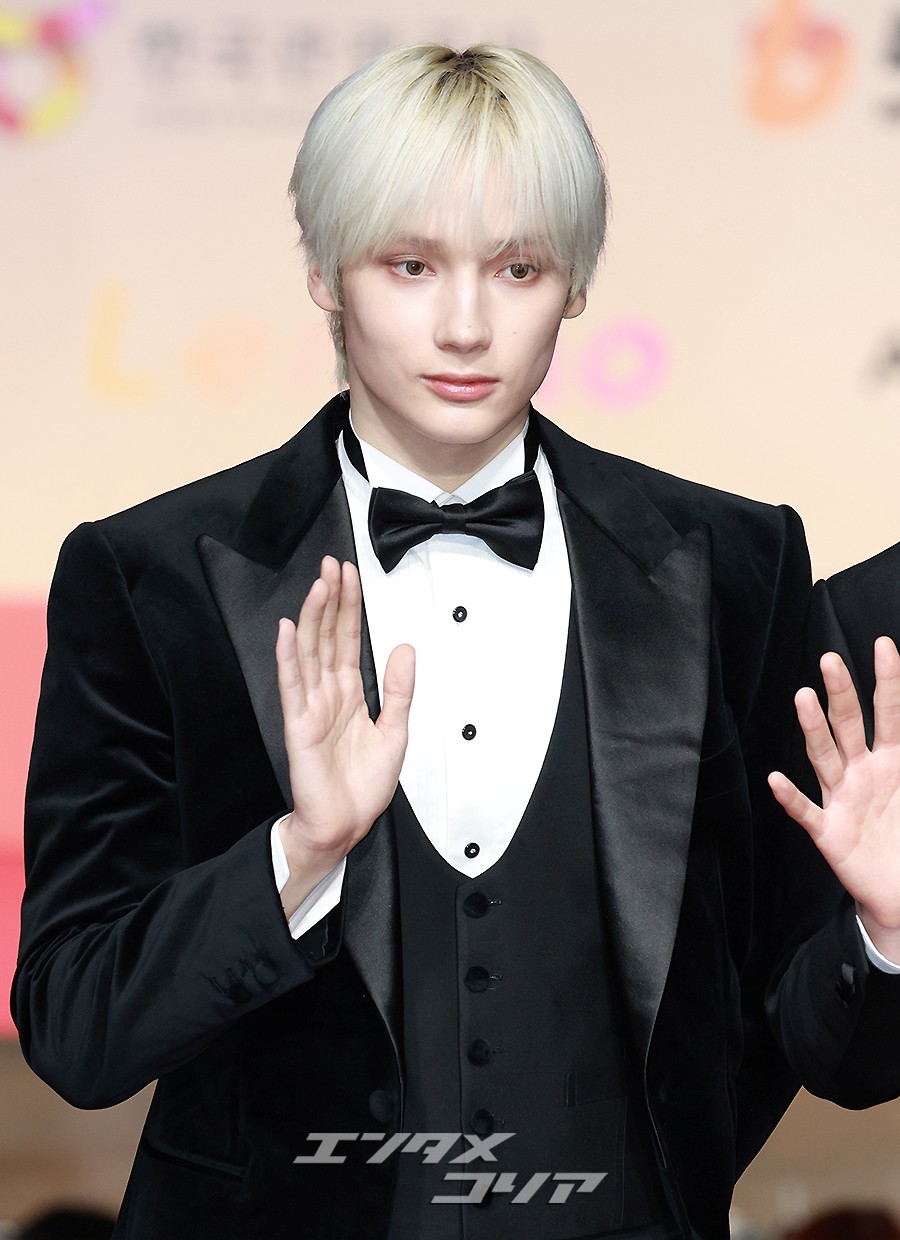 【フォト】TOMORROW X TOGETHER タキシードの着こなしも完璧
