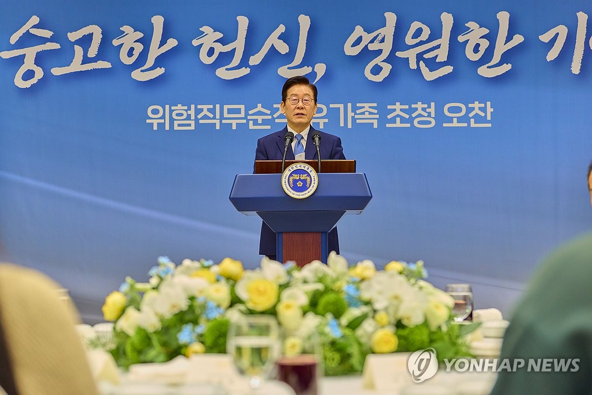 Lee meets with families of fallen police officers, firefighters