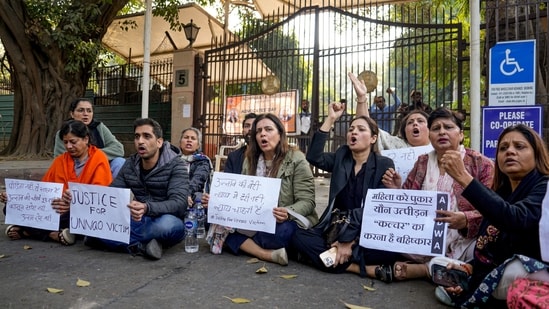 Protest outside Delhi HC over bail in Unnao rape case, survivor's ...