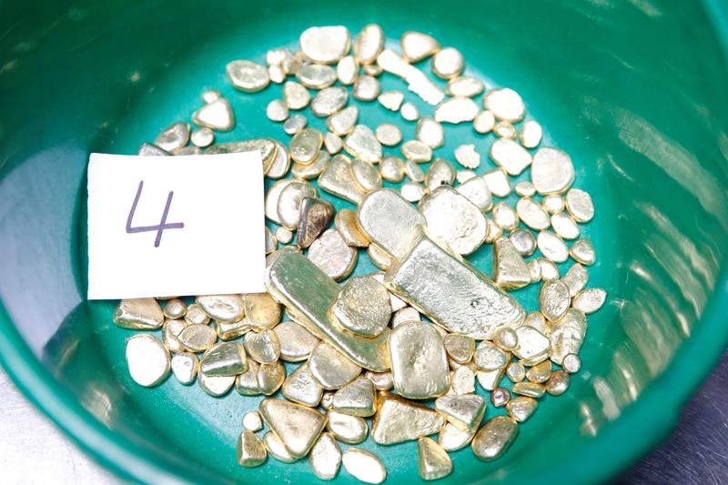 La plata supera los 75 dólares y el oro y el platino baten récords