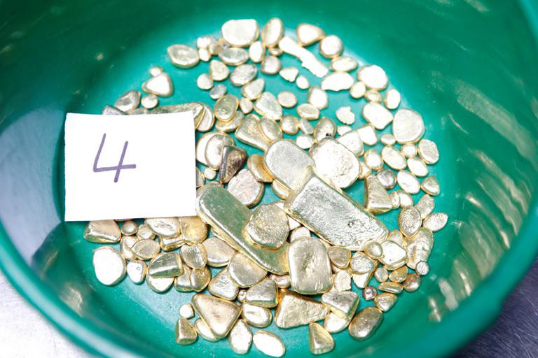 La plata supera los 75 dólares y el oro y el platino baten récords