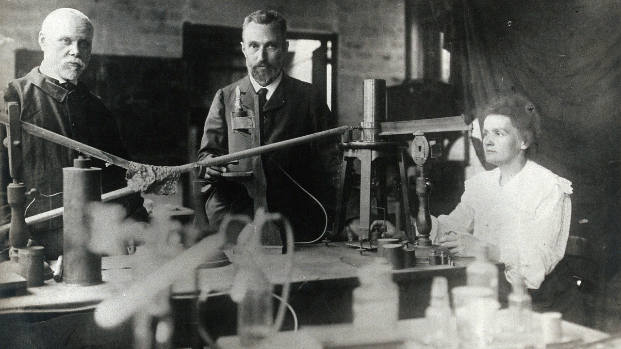 Science history: Marie Curie discovers a strange radioactive substance ...