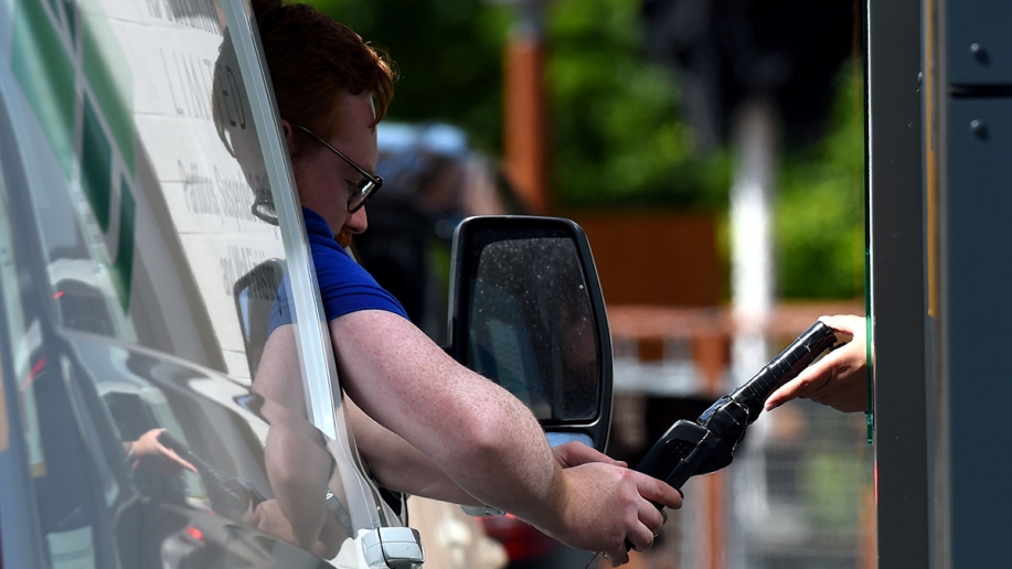 « Coincé entre la portière et le comptoir » : un homme perd la vie ...