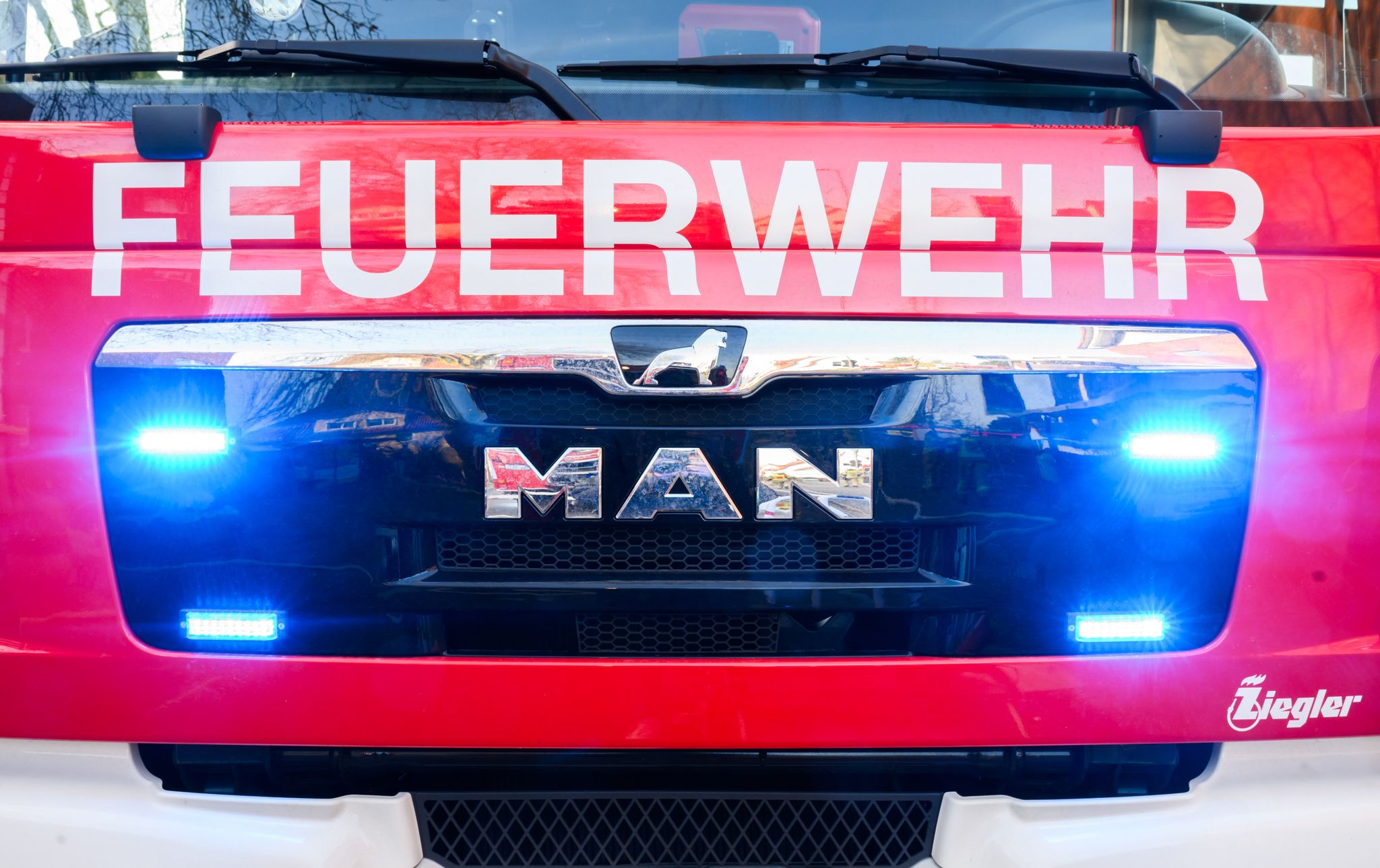Feuerwehr befreit schwer verletzten Fahrer aus Auto