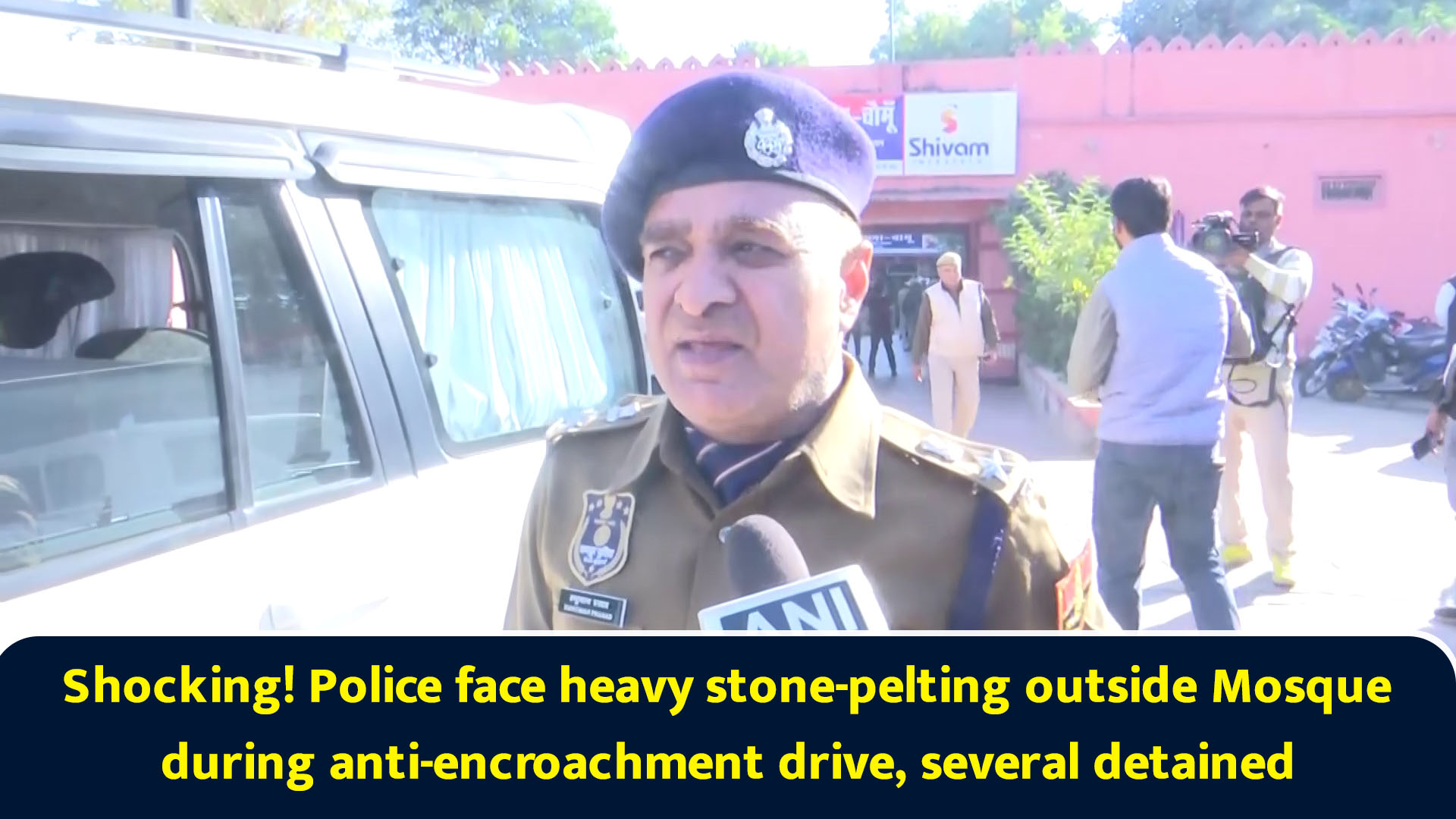 Shocking! Police face heavy stone-pelting outside mosque during anti ...