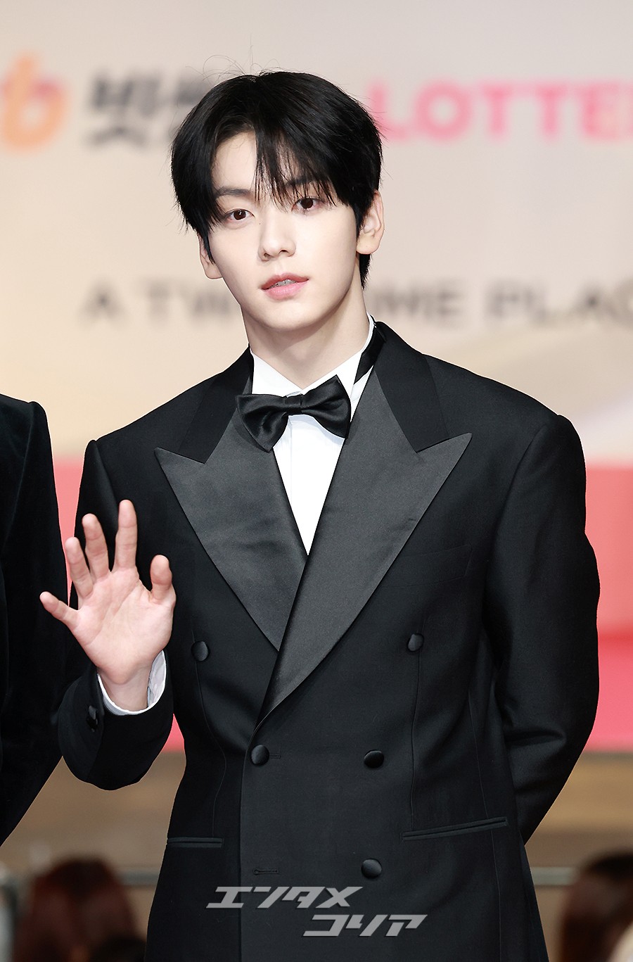 【フォト】TOMORROW X TOGETHER タキシードの着こなしも完璧