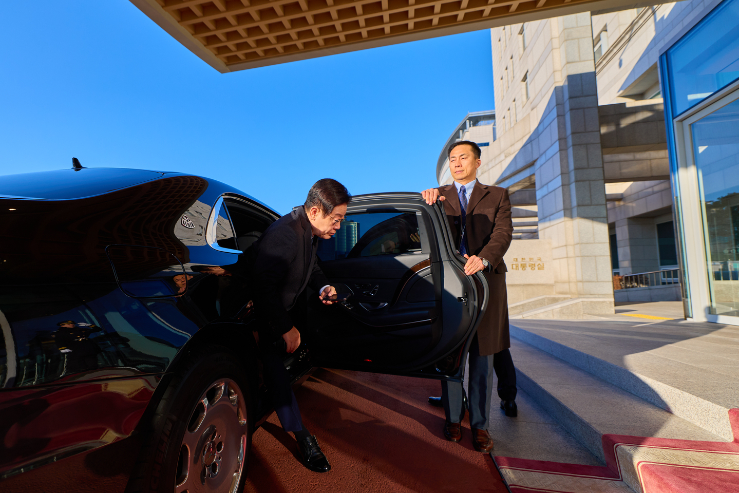 Lee works at presidential office for last time before officially ...