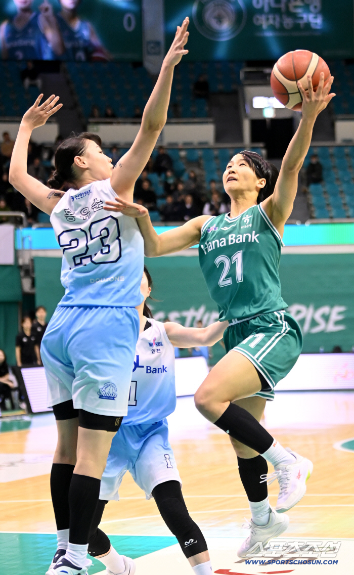 Psaki, bold left hand layup