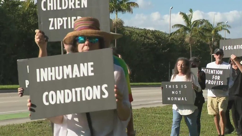 Protesters hold Christmas Day vigil outside Broward immigration ...