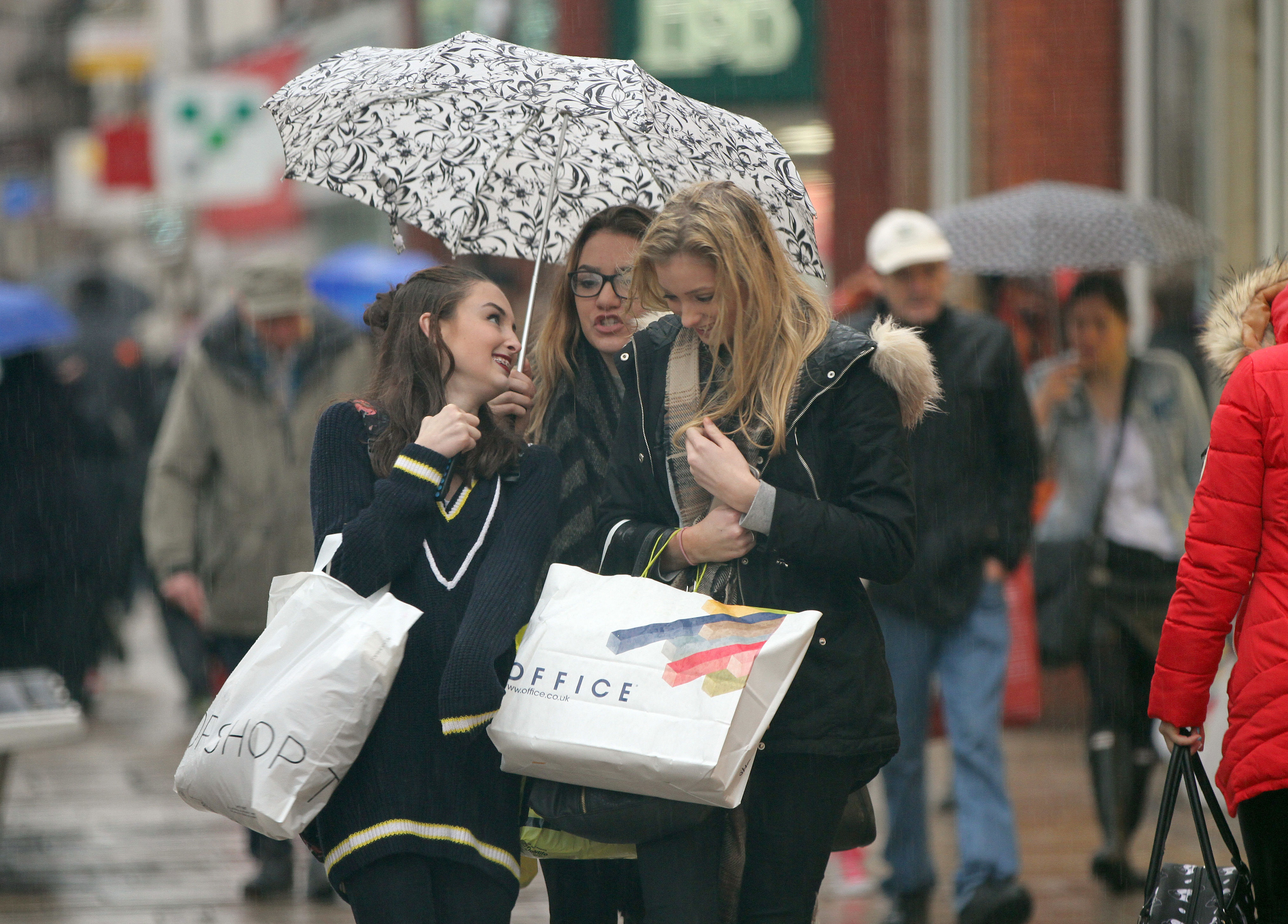 16 crowded scenes of people grabbing bargains in Preston's Boxing Day ...