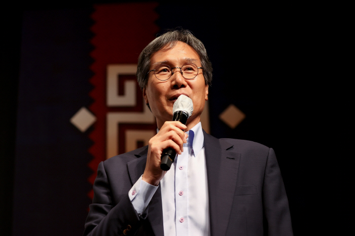 Resigning the responsibility, I'll step down. Choi Soon-ho, head of ...