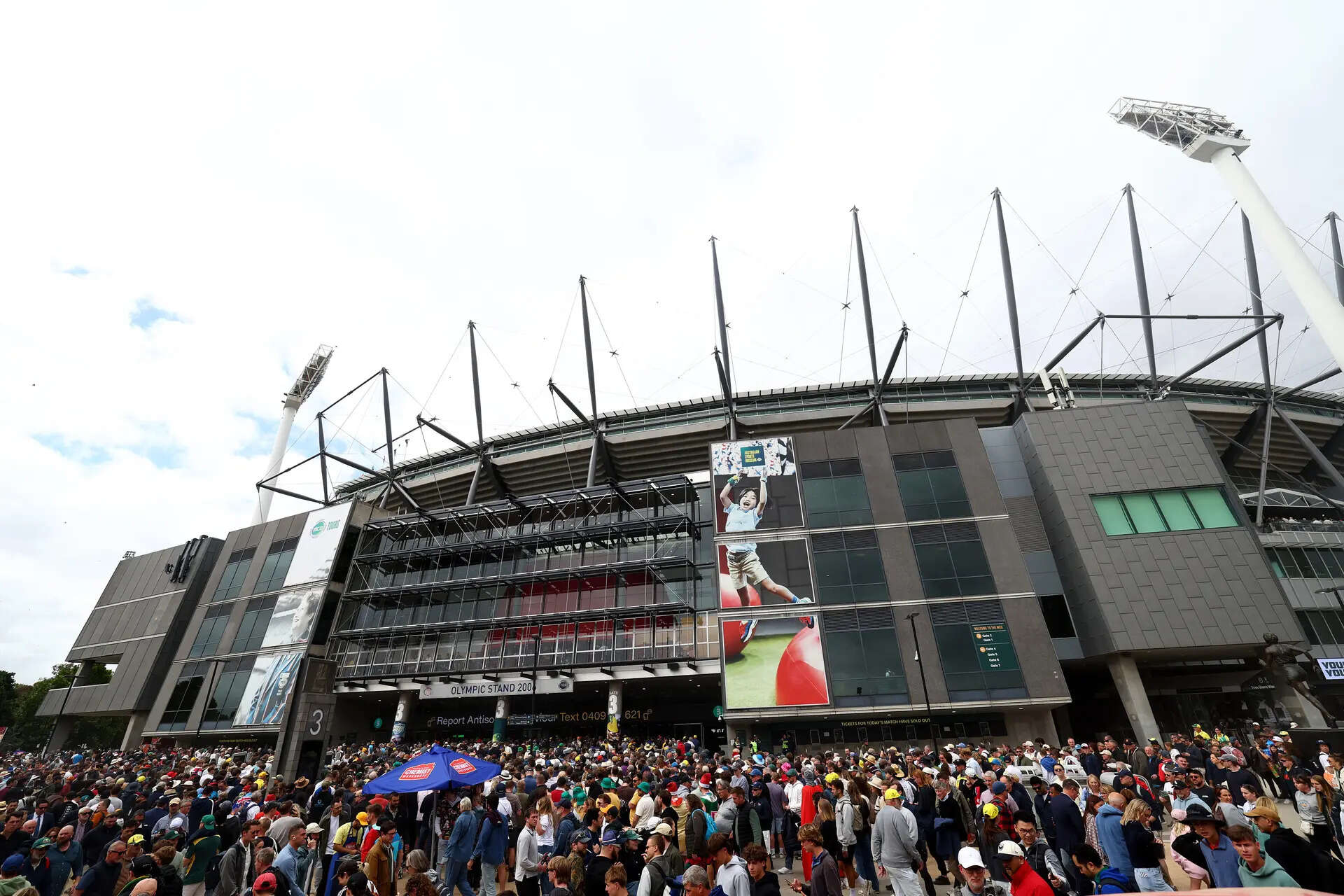 Ashes: Boxing Day Test crowd shatters MCG's cricket attendance record