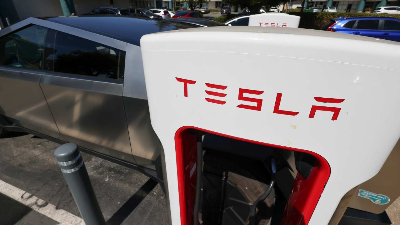 Η Ευρώπη απειλεί σοβαρά την Tesla