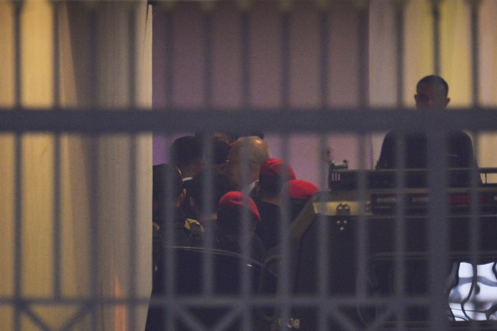 Three hours in, Najib’s 1MDB judgment adjourned — courtroom drama ...