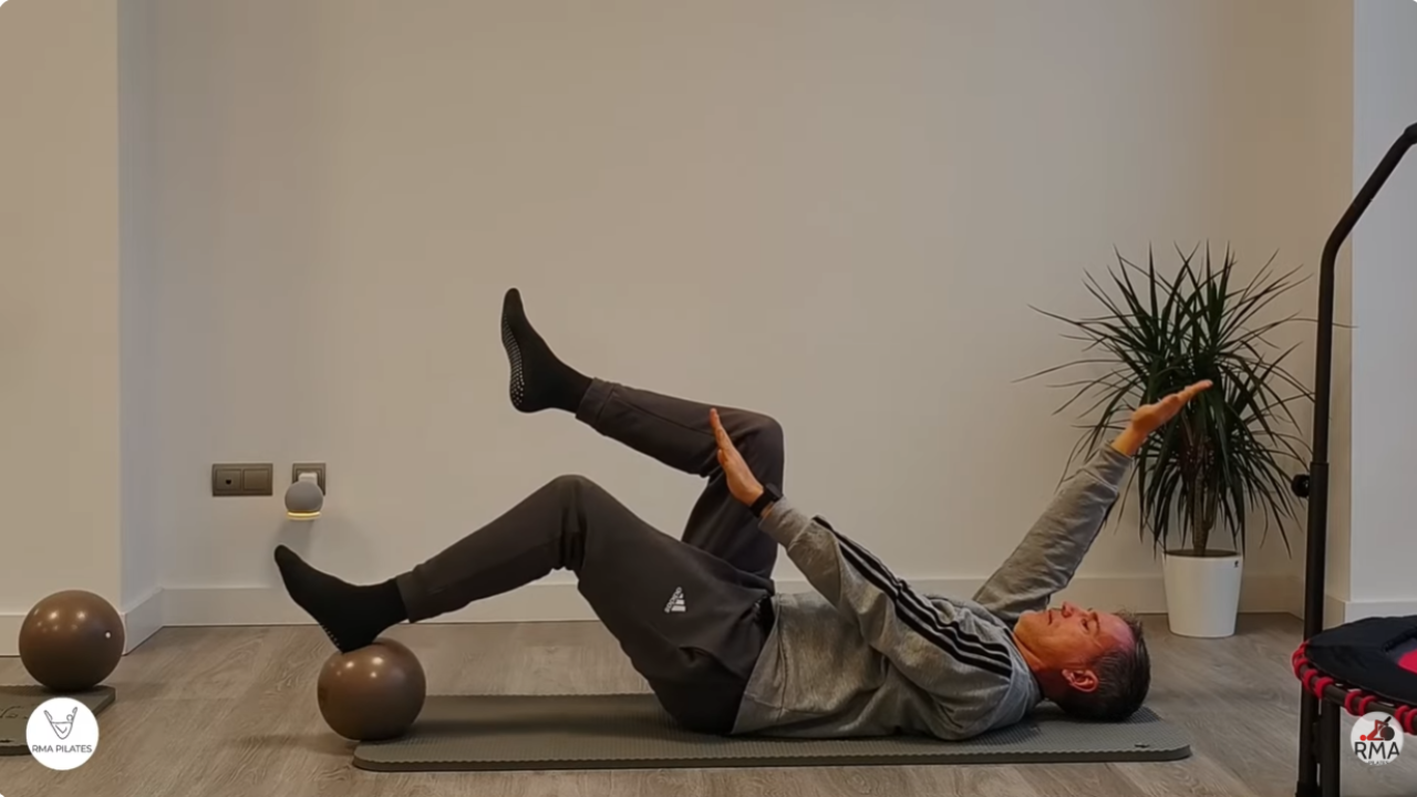 Rutina de pilates para personas mayores que mejora la movilidad diaria