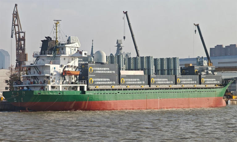 Xuất hiện ảnh tàu hàng Trung Quốc chở container chứa 60 bệ tên lửa