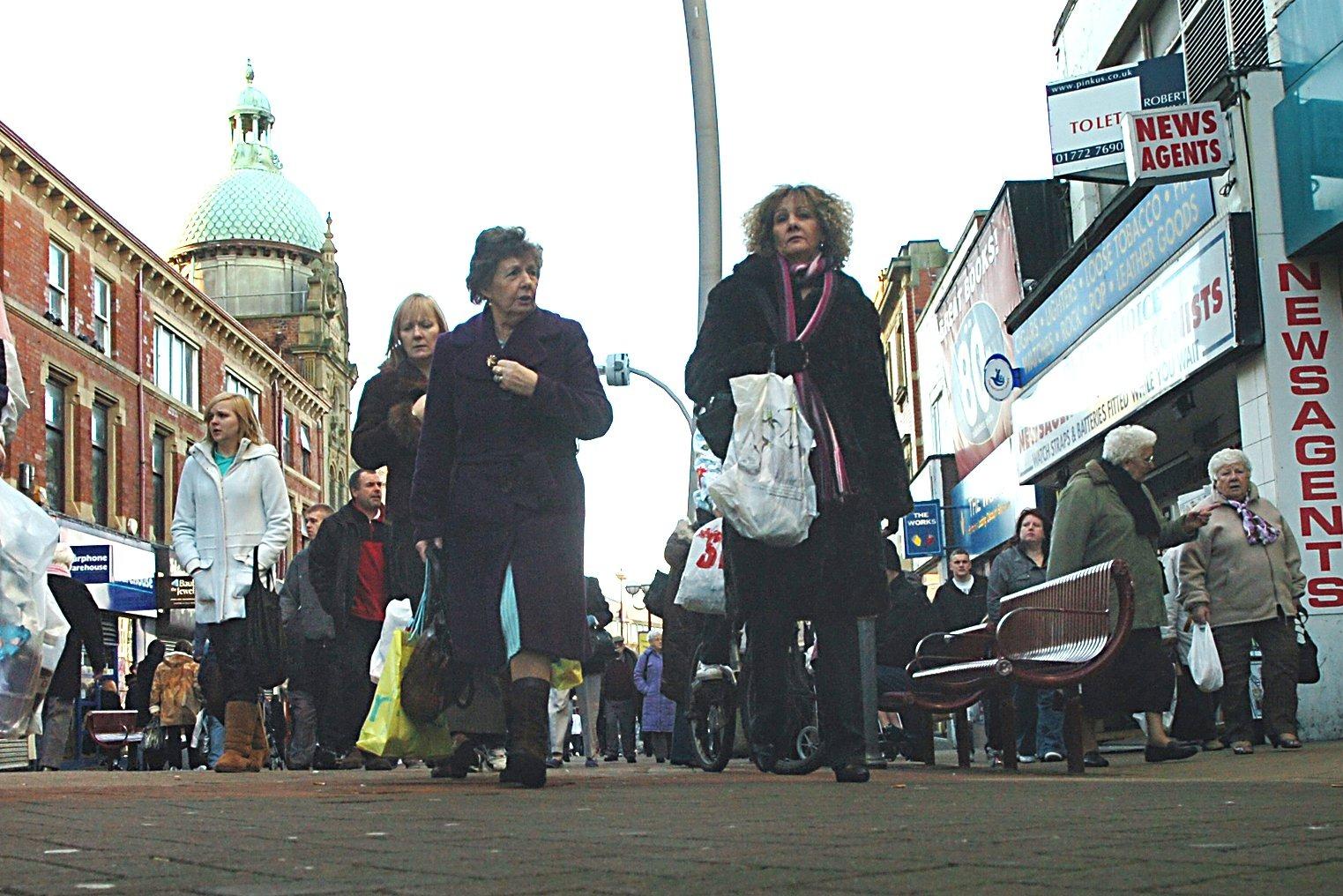 16 crowded scenes of people grabbing bargains in Blackpool's Boxing Day ...
