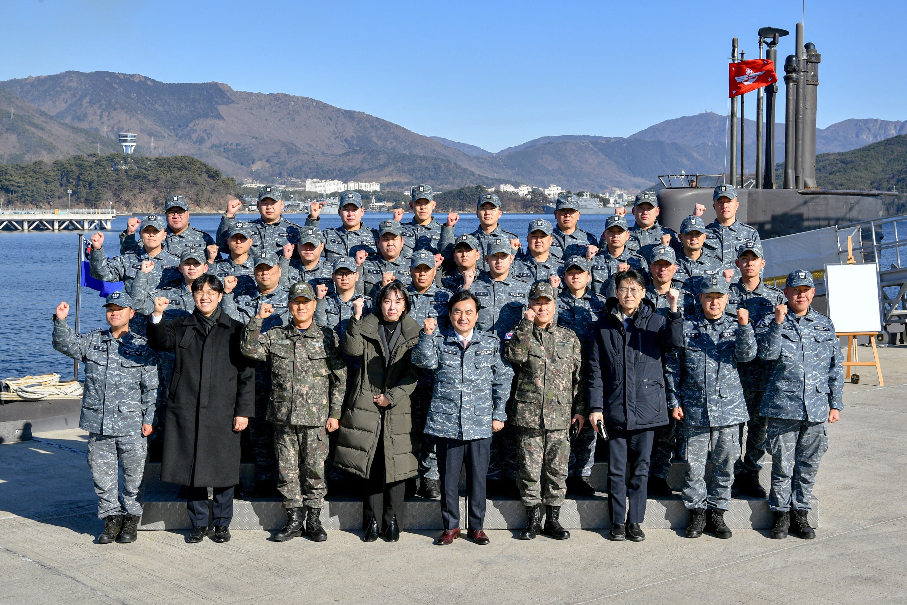 Defense Minister Ahn speeds nuclear submarine development