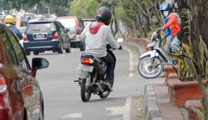 Duh, lupa nyalakan lampu sein di situasi ini berbuah denda tilang ...