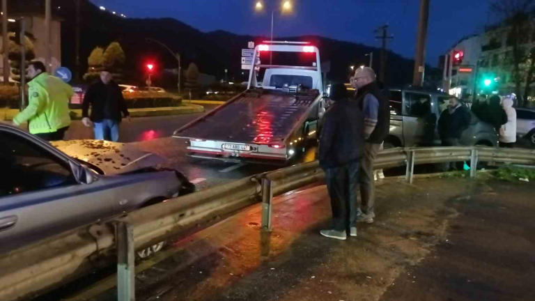 Kocaeli’de otomobil hafif ticari araca çarptı: 3 yaralı
