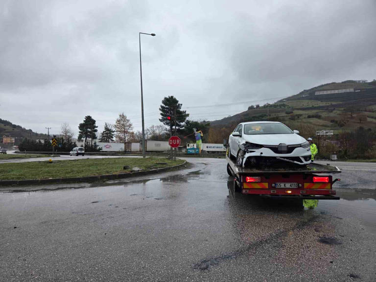 Otomobil ile hafif ticari araç çarpıştı: 2 yaralı