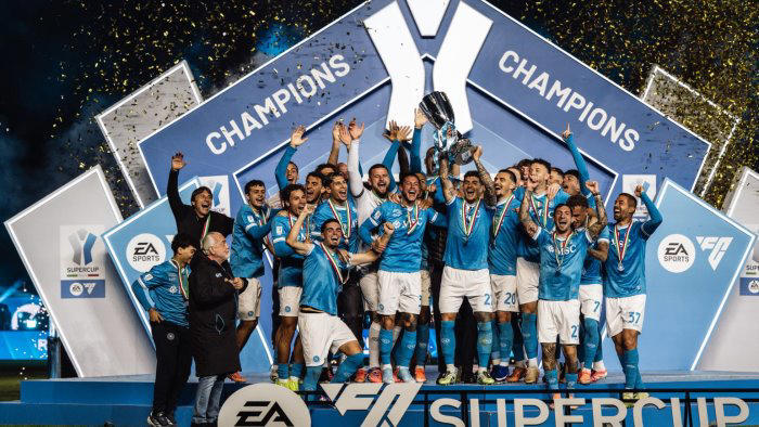 Sorpresa per i tifosi: la Supercoppa esposta nello store di piazza San ...