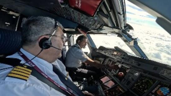 Qatar Airways shares stunning cockpit view as aircraft glides through ...