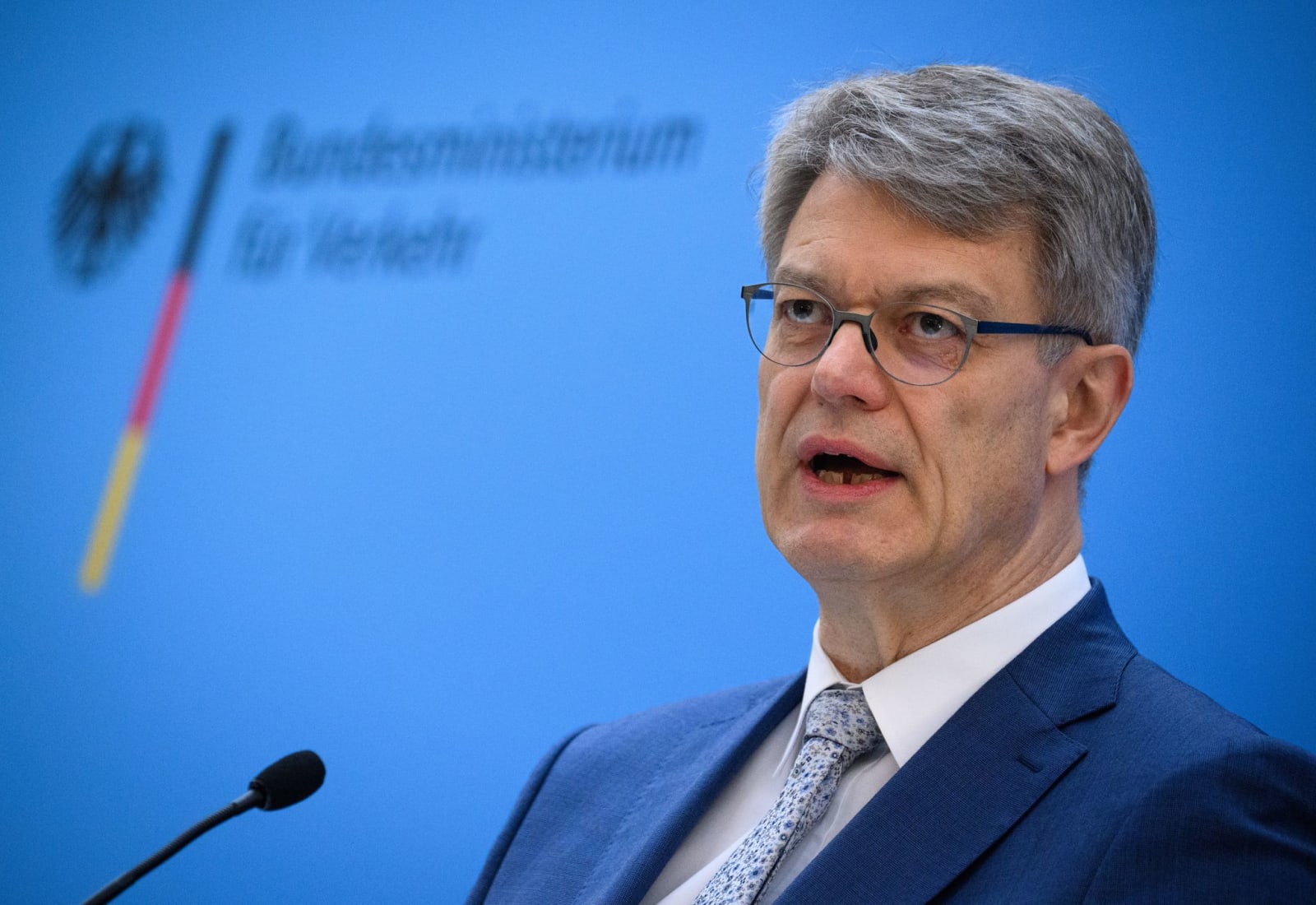 Germany's transport minister dampens hopes for cheaper flight tickets