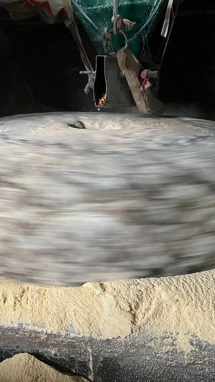 Floating mill Kashmir | काश्मीरमधील पाण्यावर चालणारी गिरणी पाहिली आहे का?