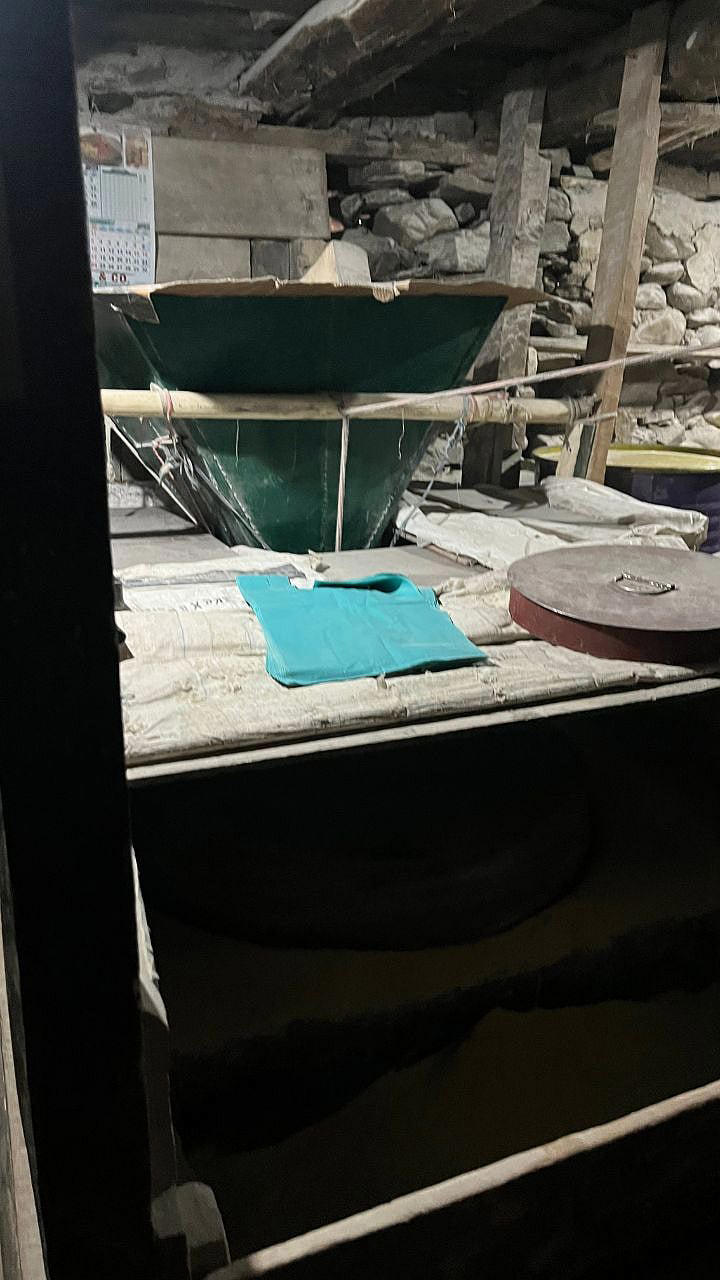 Floating mill Kashmir | काश्मीरमधील पाण्यावर चालणारी गिरणी पाहिली आहे का?