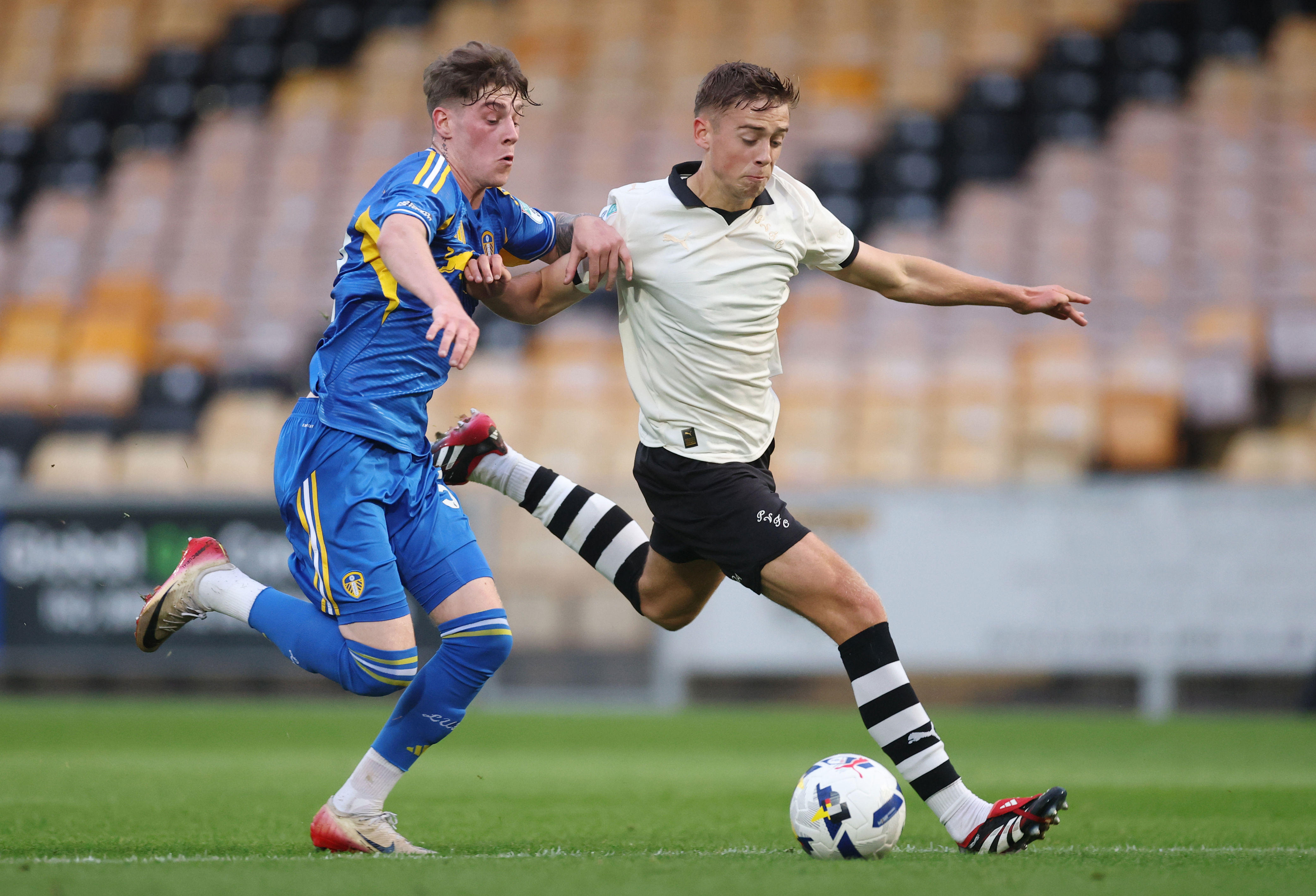 Young Leeds United forward makes loan move after 21s impact with Boxing ...
