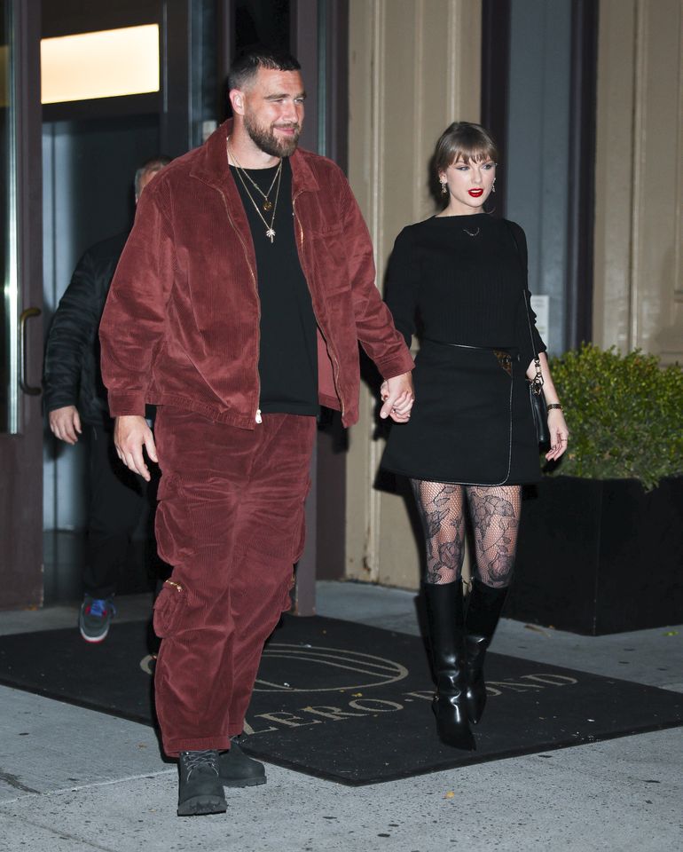 Taylor Swift cheers on Travis Kelce in monochromatic outfit with a ...