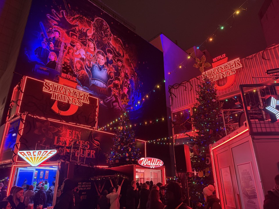 Ponad kilometrowa kolejka do miasteczka ze Stranger Things w Berlinie ...
