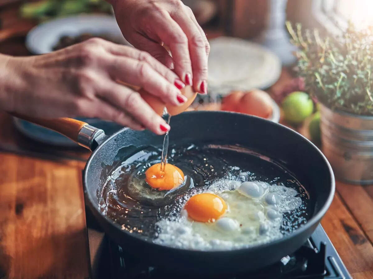 8 benefits of eating 2 eggs a day