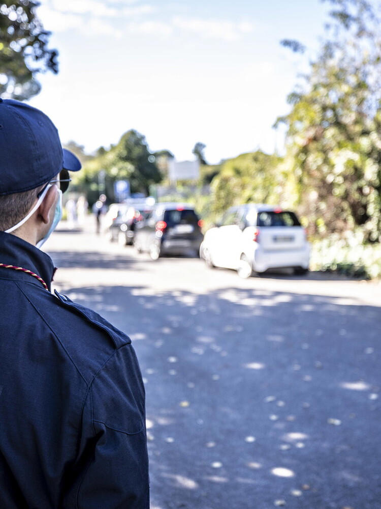 Roma, identificata la donna scappata dopo aver investito un rider