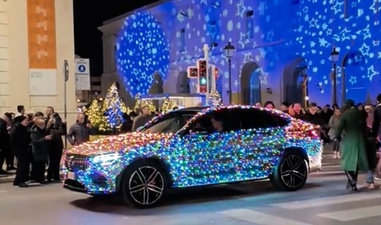 Bari, ricopre l’auto di luci natalizie: 30enne multato per «pericolo ...