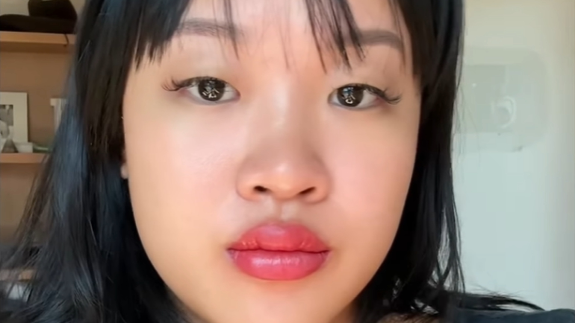 Hon tatuerar sina läppar och ångrar genast resultatet