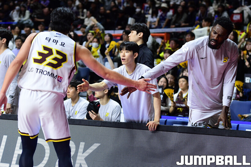 [화보] LG, 부산에서 KCC와 2차 연장 승부 끝에 109-101로 승리