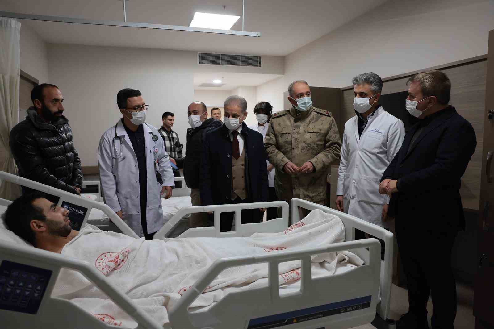 Vali Aydoğdu hastanede tedavi gören hastaları ziyaret etti
