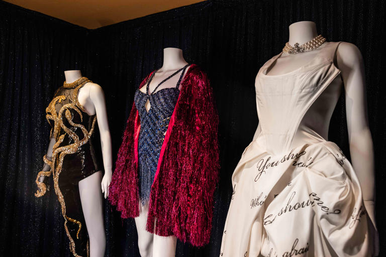 Exposição leva figurinos da turnê de Taylor Swift a parque da Disney