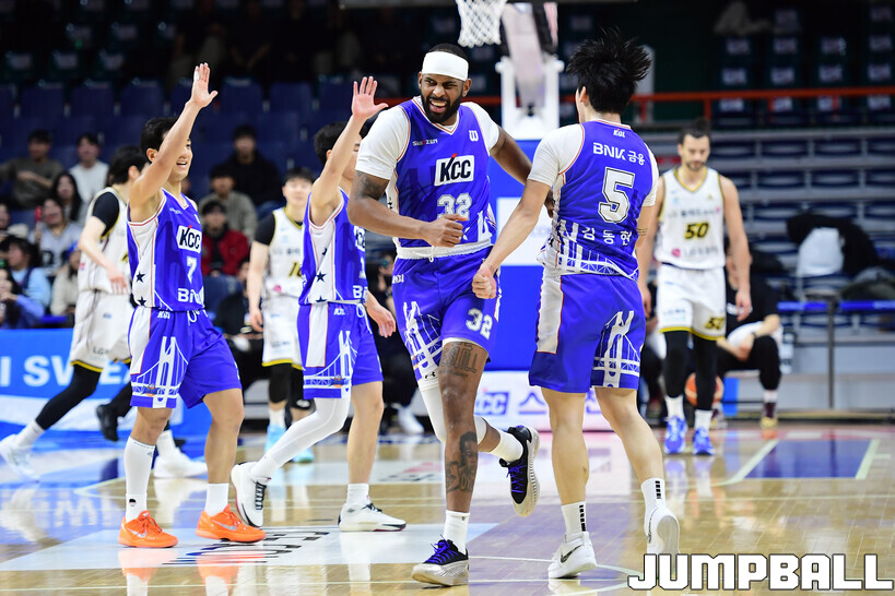 [화보] LG, 부산에서 KCC와 2차 연장 승부 끝에 109-101로 승리