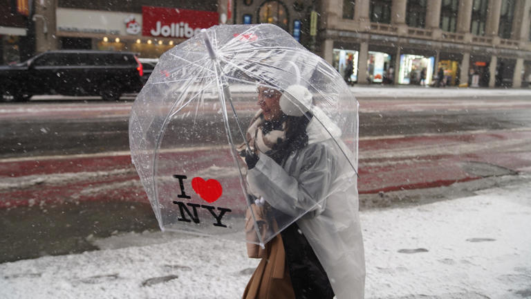 Heavy snow to target NYC as fast-moving storm eyes Friday night travel