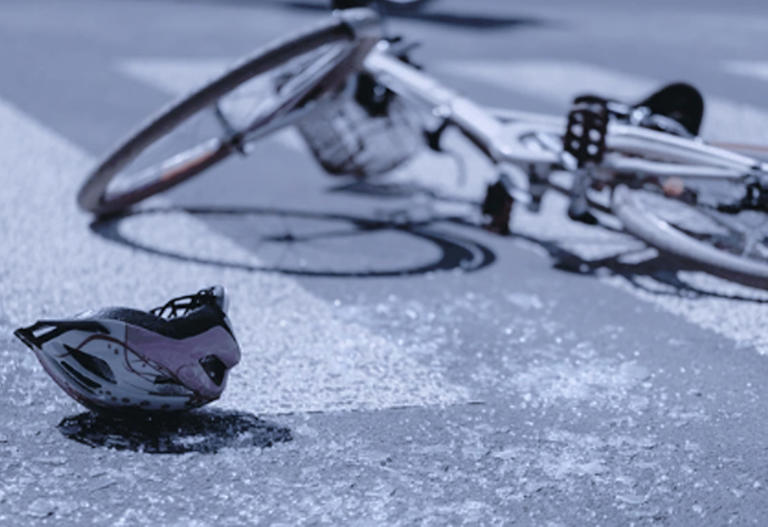Travolge un ciclista a Roma nord e fugge: l’auto pirata braccata per ...