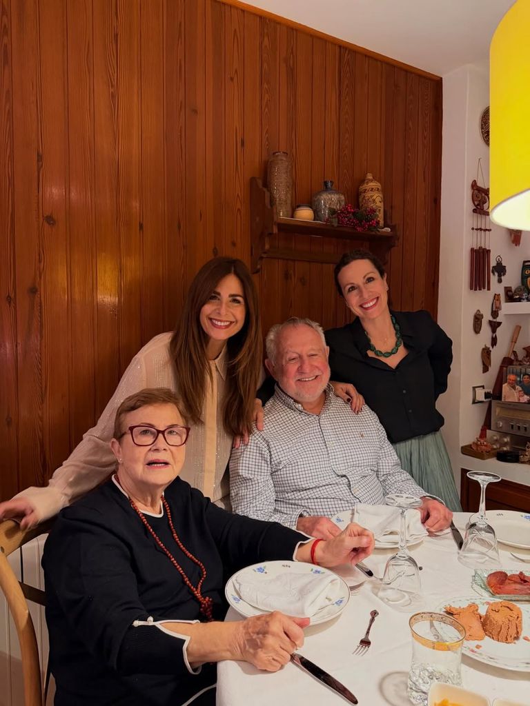 Nuria Roca reúne a sus padres por Navidad, 50 años después de su separación
