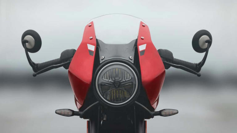 Triumph apunta a las naked de inicio con la Thruxton 400 y la Tracker 400