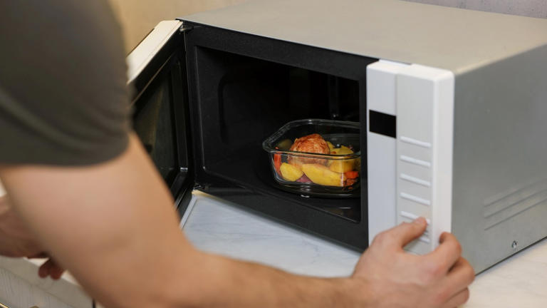 Ce légume ultra populaire devient toxique s’il est réchauffé au micro ...