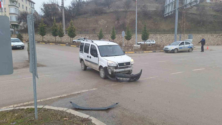 Çorum’da hafif ticari araç ile otomobil çapıştı: 1 yaralı